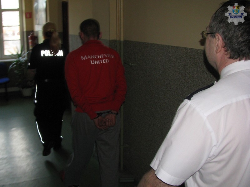 NIEBEZPIECZNA JAZDA I UCIECZKA PRZED POLICJĄ – FINAŁ ZA KRATKAMI ... NIEBEZPIECZNA JAZDA I UCIECZKA PRZED POLICJĄ – FINAŁ ZA KRATKAMI ...